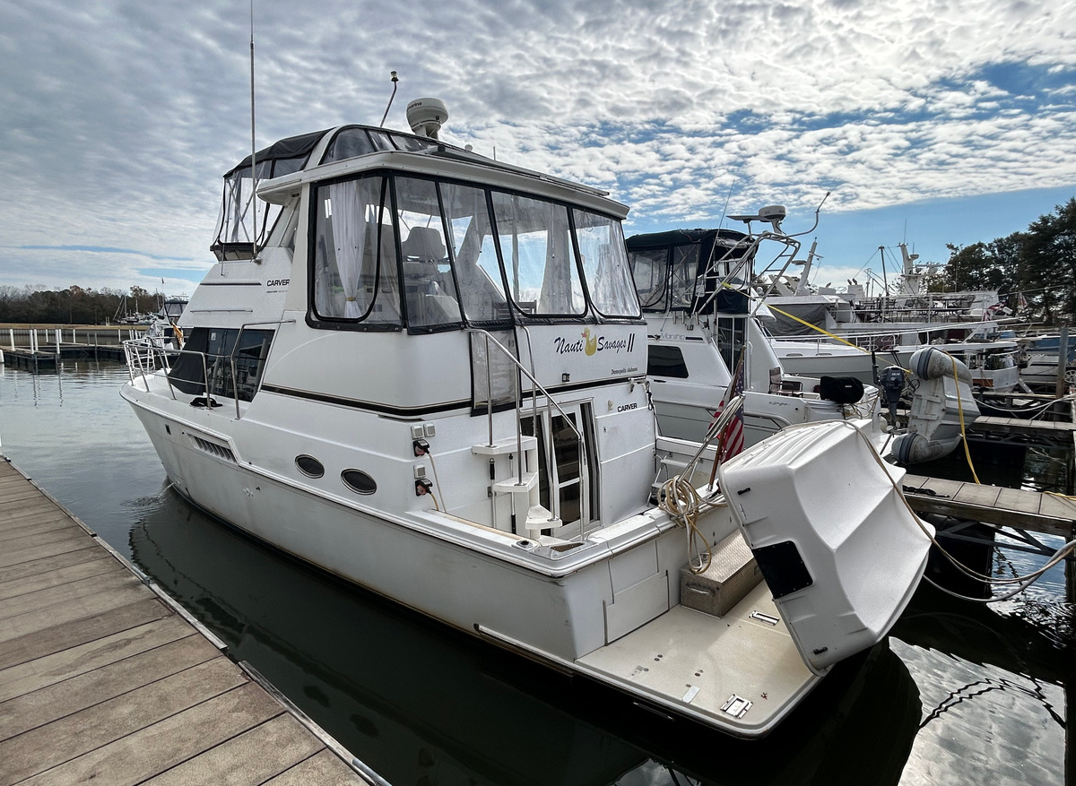 AGLCA | 40' Carver 40 Cockpit 1999 "Nauti Savages II"
