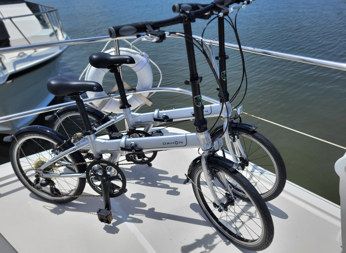 AGLCA | Dahon Mariner d8 Folding Bikes with Fenders and Storage Bags ...