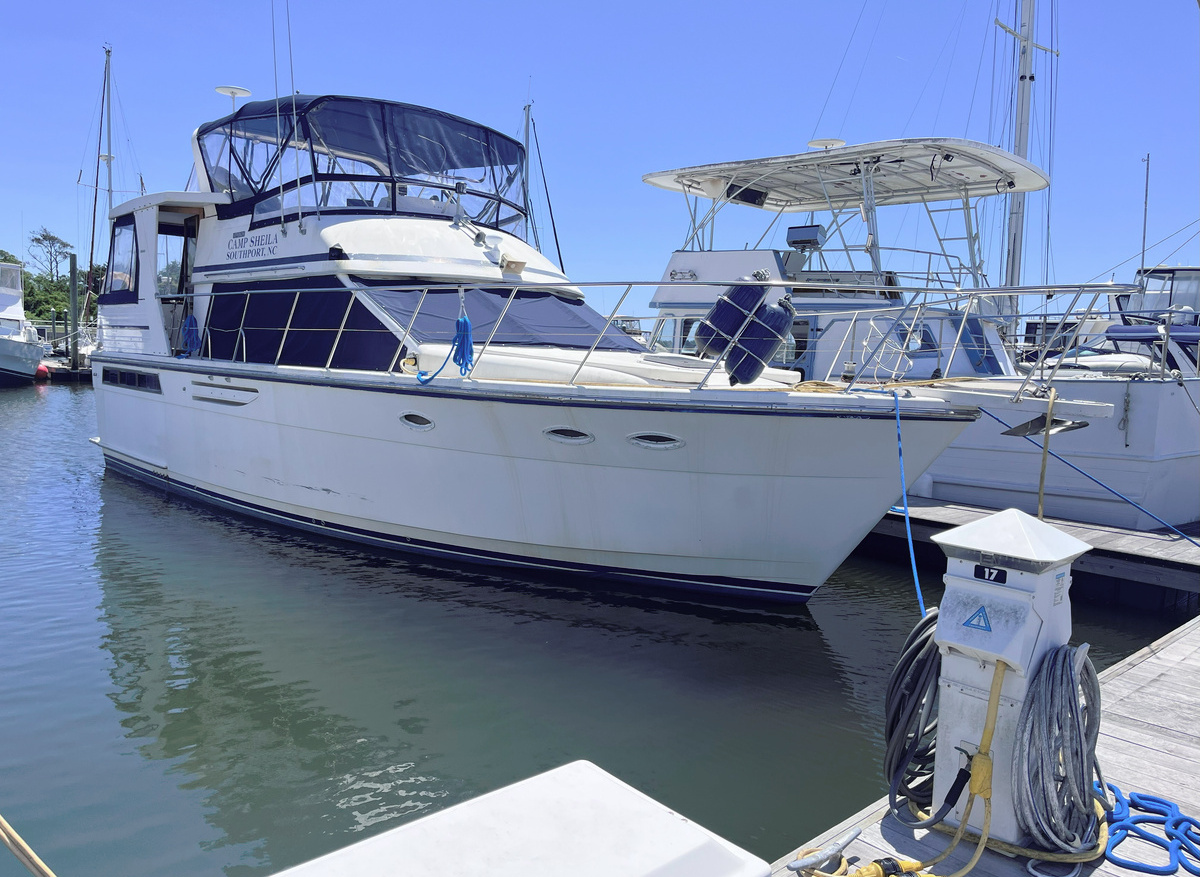 AGLCA | 43' Jefferson 1990 43 Sundeck "Camp Sheila"